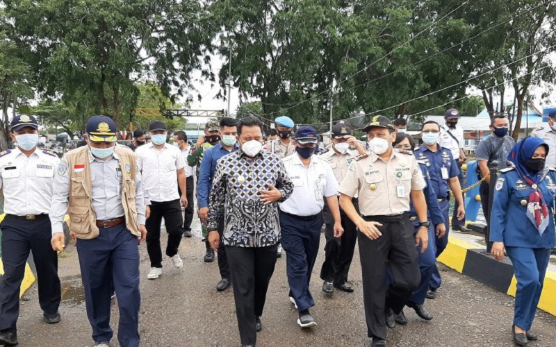 Bahtiar Minta Pejabat Kepri Mundur jika Tak Mampu Tangani Covid-19 Bahtiar Minta Pejabat Kepri Mundur jika Tak Mampu Tangani Covid-19