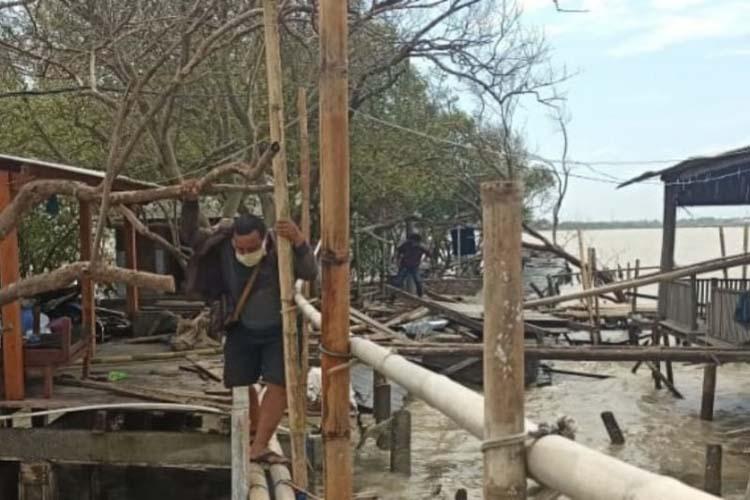 Sembilah Rumah di Demak Roboh dan Puluhan Rusak Diterjang Ombak Laut Sembilah Rumah di Demak Roboh dan Puluhan Rusak Diterjang Ombak Laut