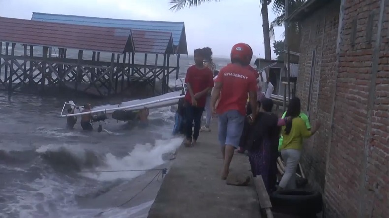 Perahu Nelayan di Polewali Mandar Terbalik Dihantam Ombak Besar