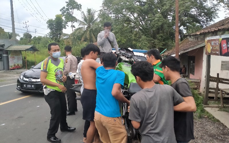 Menyalip di Tikungan, Mobil Pejabat OKU Tabrak Pemotor hingga Tak ...