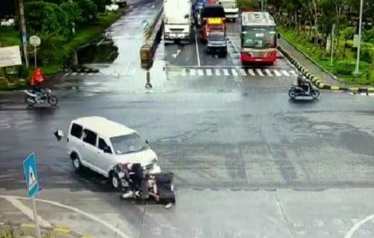 Viral Motor Pasutri di Gresik Tabrak Mobil Gegara Terobos Lampu Merah