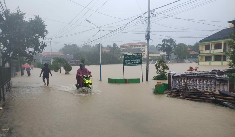 Banjir Bandang Terjang Pulau Bawean Gresik, Jalan dan Rumah Rusak Banjir Bandang Terjang Pulau Bawean Gresik, Jalan dan Rumah Rusak