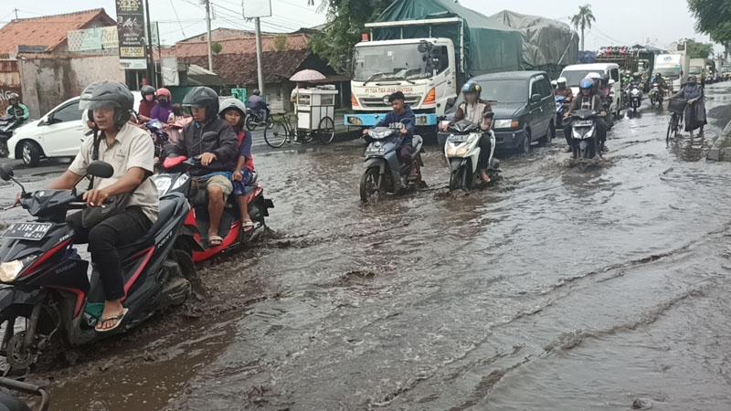 Hujan 2 Jam di Tuban, Jalur Pantura Terendam Banjir 60 Sentimeter