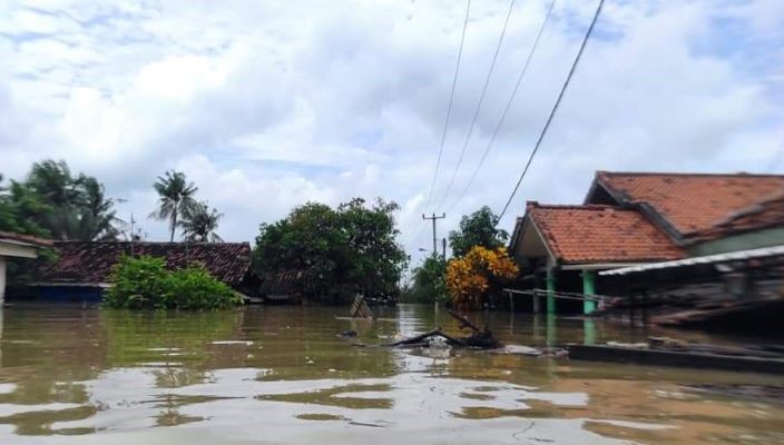 Sungai Citarum dan Cibeet Meluap, Desa Karangligar Karawang Nyaris ... Sungai Citarum dan Cibeet Meluap, Desa Karangligar Karawang Nyaris ...