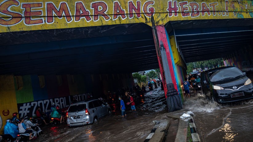 Penampakan Terowongan Semarang Hebat Banjir, Puluhan Motor Mogok