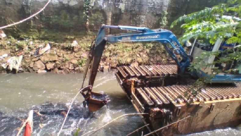 Cegah Banjir, Dua Alat Berat Dikerahkan Keruk Lumpur Kali Sarua Jaksel