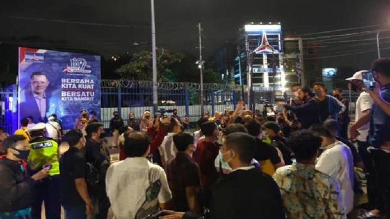 Kantor DPP Partai Demokrat Digeruduk Massa, Arus Lalu Lintas Sempat Ditutup Kantor DPP Partai Demokrat Digeruduk Massa, Arus Lalu Lintas Sempat Ditutup