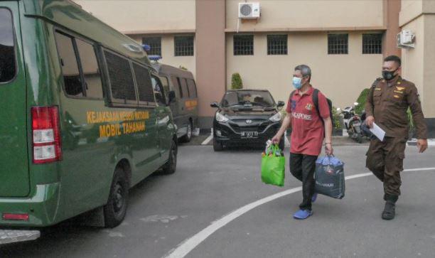 2 Terpidana Korupsi Asrama Haji Lombok Dijebloskan ke Lapas Mataram 2 Terpidana Korupsi Asrama Haji Lombok Dijebloskan ke Lapas Mataram