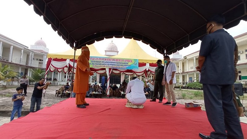 Berzina, Oknum PNS dan Honorer di Aceh Tamiang Dicambuk 100 Kali Berzina, Oknum PNS dan Honorer di Aceh Tamiang Dicambuk 100 Kali