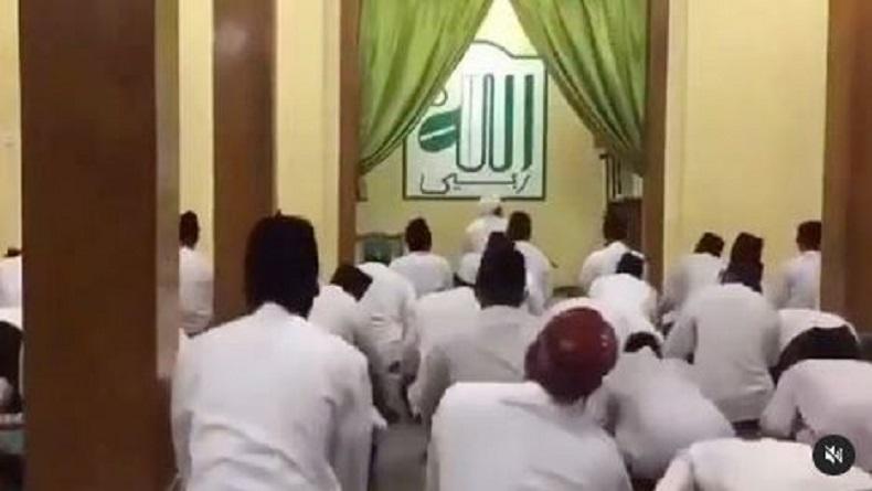 Viral Video Salat Tarawih Kilat, Netizen Ramai-Ramai Mengecam Viral Video Salat Tarawih Kilat, Netizen Ramai-Ramai Mengecam