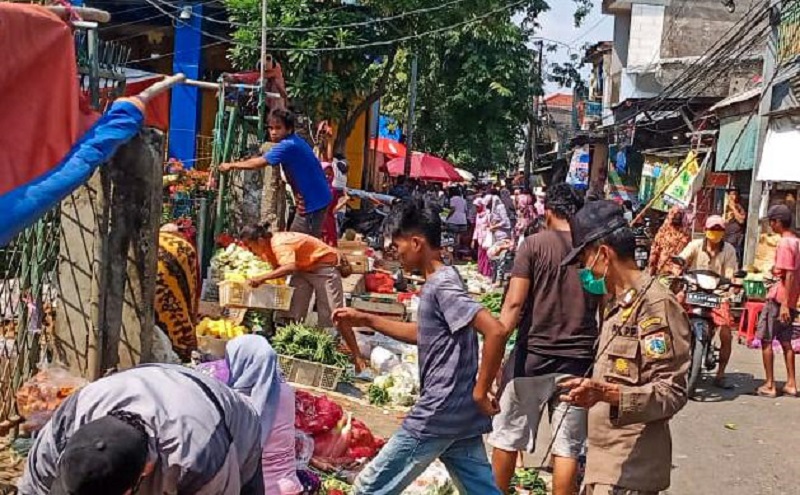 Jualan di Bahu Jalan, Pedagang di Koja Ditertibkan