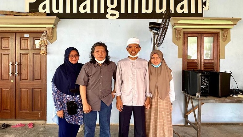 Ustaz Abdul Somad Gandeng Tangan Istri Saat Pose Bareng Cak Nun
