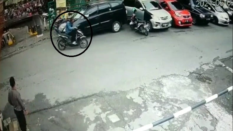 Aksi Pencurian Motor Di Parkiran Kantor Wali Kota Medan Terekam Cctv