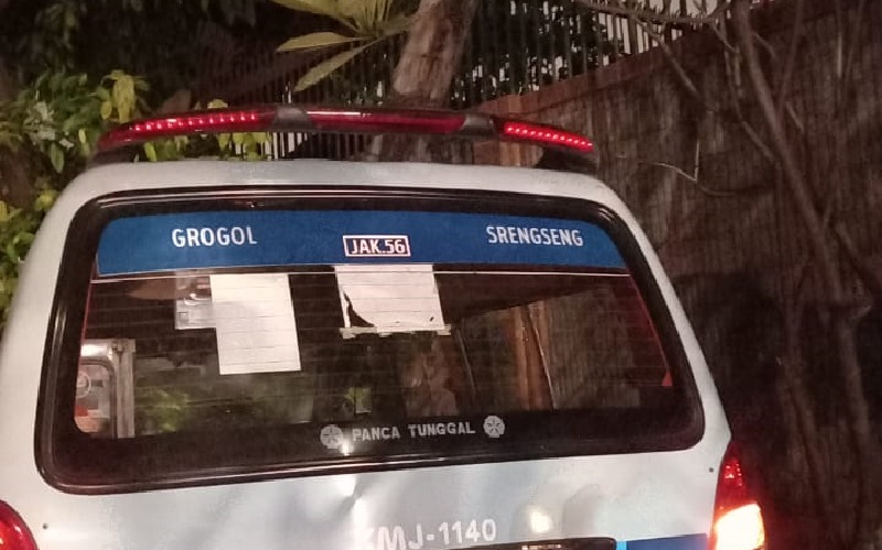 Angkot Tabrak Tiang Listrik di Palmerah, Diduga Rem Blong