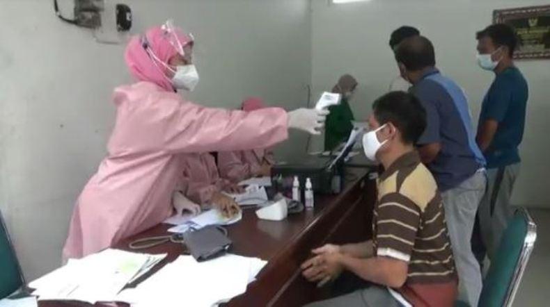 Ratusan Pedagang Pasar Sunggingan Boyolali Disuntik Vaksin Covid-19 Ratusan Pedagang Pasar Sunggingan Boyolali Disuntik Vaksin Covid-19