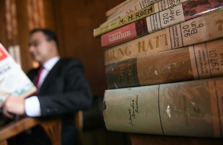 Usai Dengar Pidato Kenegaraan Jokowi Anies Baca Buku Perintis Kemerdekaan