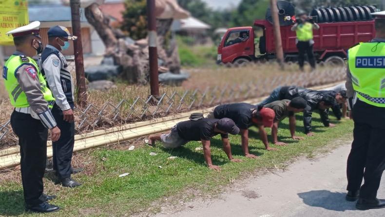 Tak Pakai Masker Pengendara Di Sungailiat Disanksi Push Up