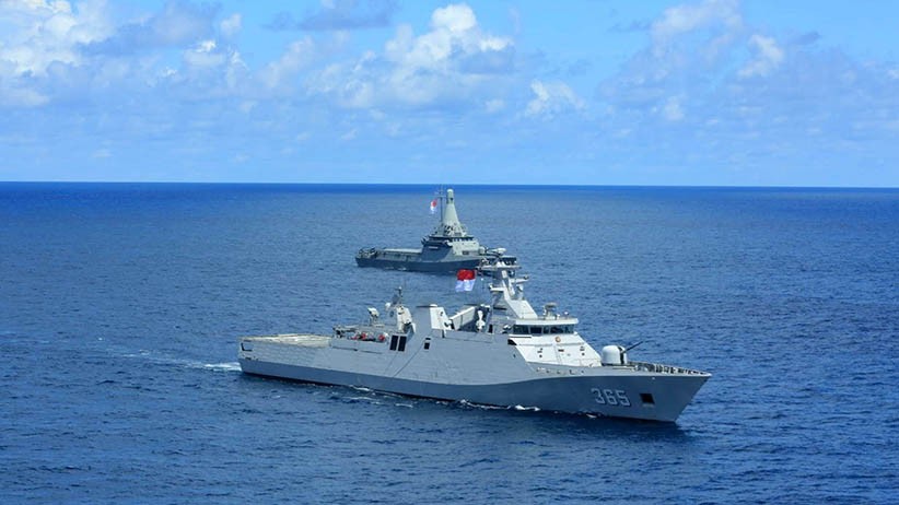 Manuver Kapal Perang TNI AL dan Angkatan Laut Singapura di Laut Natuna