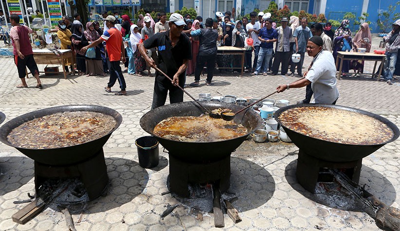 Warga Aceh Gotong Royong Memasak Kuah Beulangong Sambut Maulid Nabi ... Warga Aceh Gotong Royong Memasak Kuah Beulangong Sambut Maulid Nabi ...