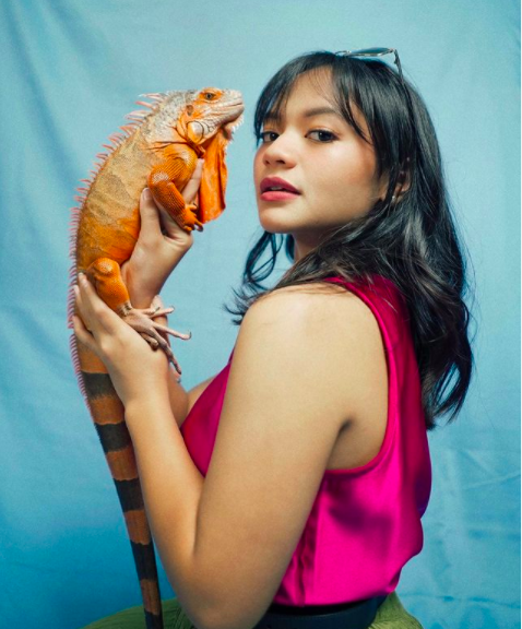 4 Artis Cantik Penyuka Hewan Reptil, Nomor 3 Berani Pose Seksi Bareng ...