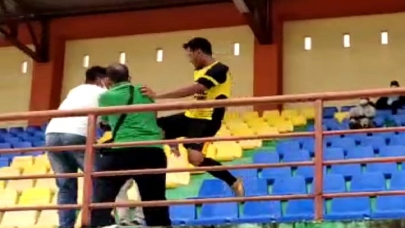 Viral Mantan Pemain Timnas Saktiawan Sinaga Tendang Penonton di Liga 3 ... Viral Mantan Pemain Timnas Saktiawan Sinaga Tendang Penonton di Liga 3 ...