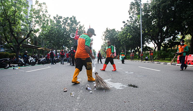 Demo Buruh Bubar, Petugas PPSU Gerak Cepat Bersihkan Sampah Berserakan ... Demo Buruh Bubar, Petugas PPSU Gerak Cepat Bersihkan Sampah Berserakan ...