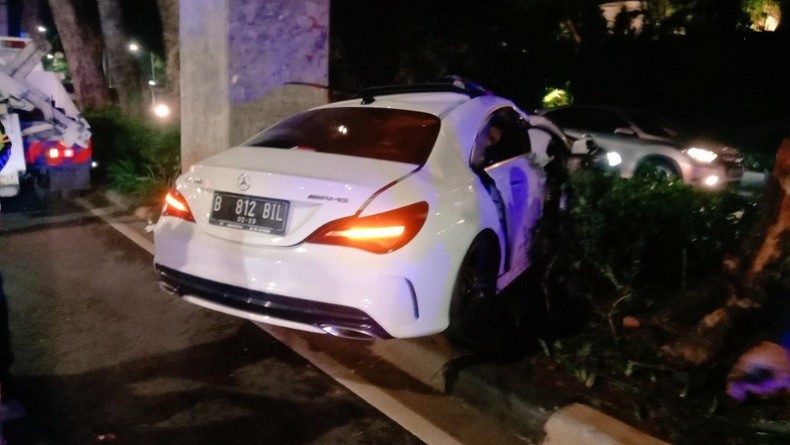 Kronologi Mercedes-Benz Kecelakaan di Senayan, Tabrak Trotoar Terpental ...