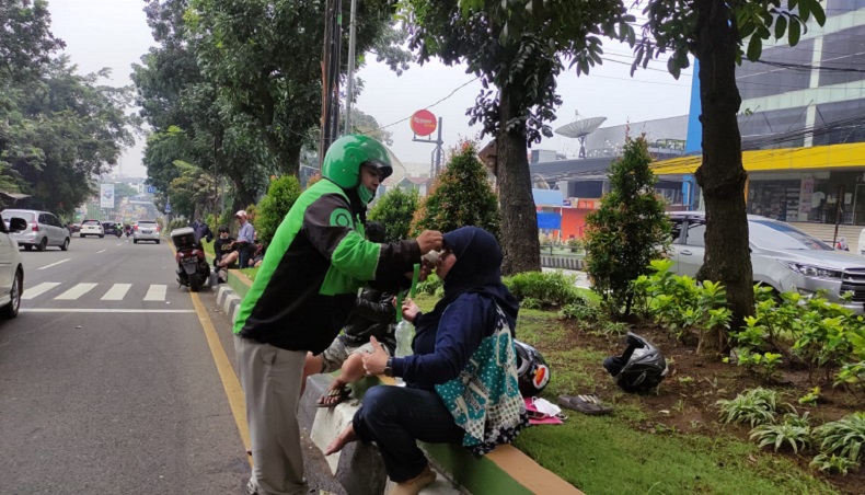 Solar Tumpah di Jalan Raya Pajajaran Bogor, 8 Pemotor Jatuh, 1 Orang Luka Berat