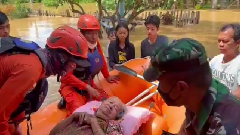 Terjebak Banjir di Rumah, Nenek Usia 80 Tahun di Jambi Dievakuasi Tim SAR Terjebak Banjir di Rumah, Nenek Usia 80 Tahun di Jambi Dievakuasi Tim SAR