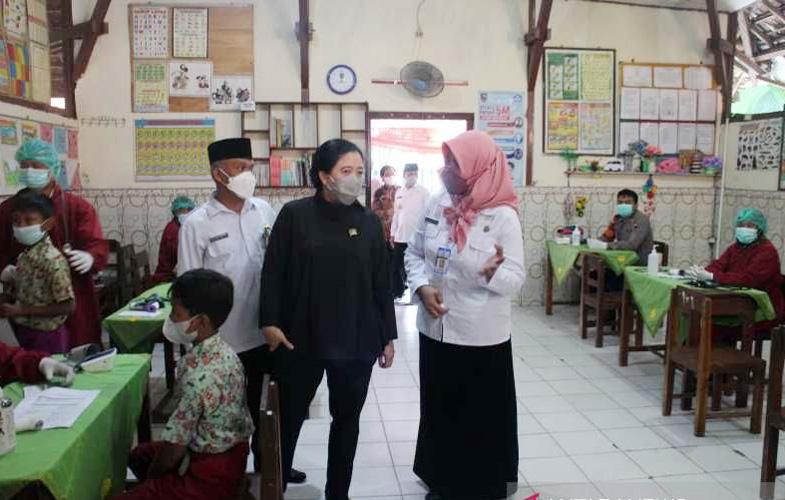 Tinjau Vaksinasi di Boyolali, Puan Bagikan Buku ke Anak-Anak - Bagian 2 Tinjau Vaksinasi di Boyolali, Puan Bagikan Buku ke Anak-Anak - Bagian 2