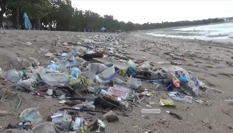 Penampakan Pantai Kuta Bali Dipenuhi Sampah Plastik Kiriman dari Laut