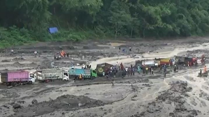 Ngeri!Puluhan Truk Terjebak Banjir Lahar Dingin Merapi di Kali Boyong