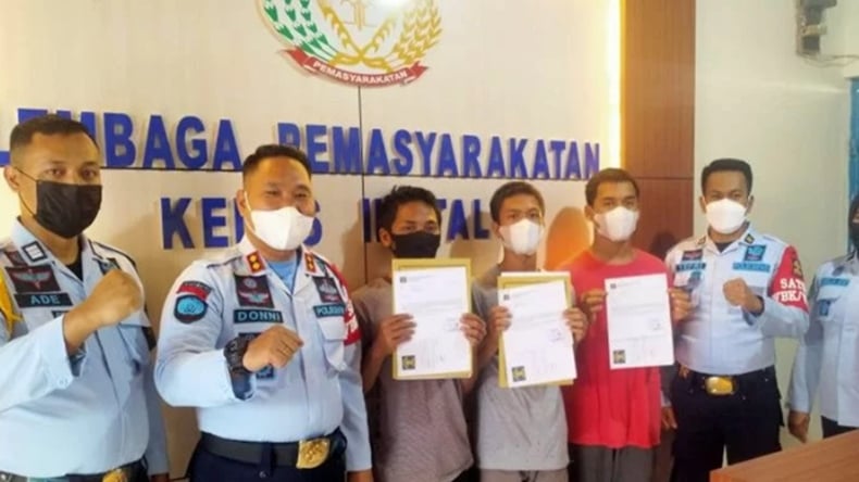 3 Napi di Lapas Pasaman Barat Bebas Usai Dapat Asimilasi 3 Napi di Lapas Pasaman Barat Bebas Usai Dapat Asimilasi
