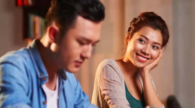 6 Tanda-Tanda Wanita Menyukai Pria, Suka Tersipu Malu hingga Berikan Senyum Menggoda