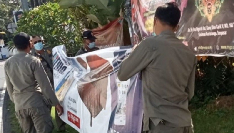 Bikin Semrawut, Puluhan Baliho dan Banner di Denpasar Diturunkan Satpol PP Bikin Semrawut, Puluhan Baliho dan Banner di Denpasar Diturunkan Satpol PP