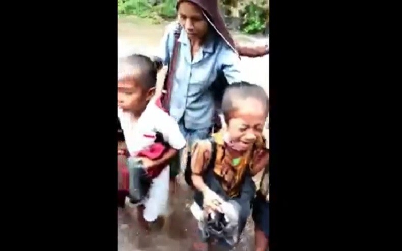 Viral Tangis Histeris Siswa SD di Sikka Nyaris Tersapu Banjir saat ... Viral Tangis Histeris Siswa SD di Sikka Nyaris Tersapu Banjir saat ...