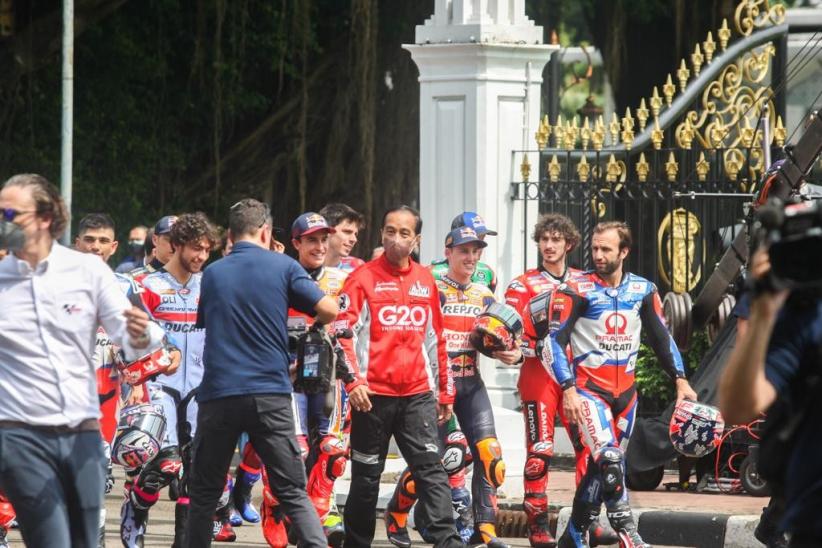 Gaya Jokowi bersama 20 Pembalap MotoGP Gaya Jokowi bersama 20 Pembalap MotoGP