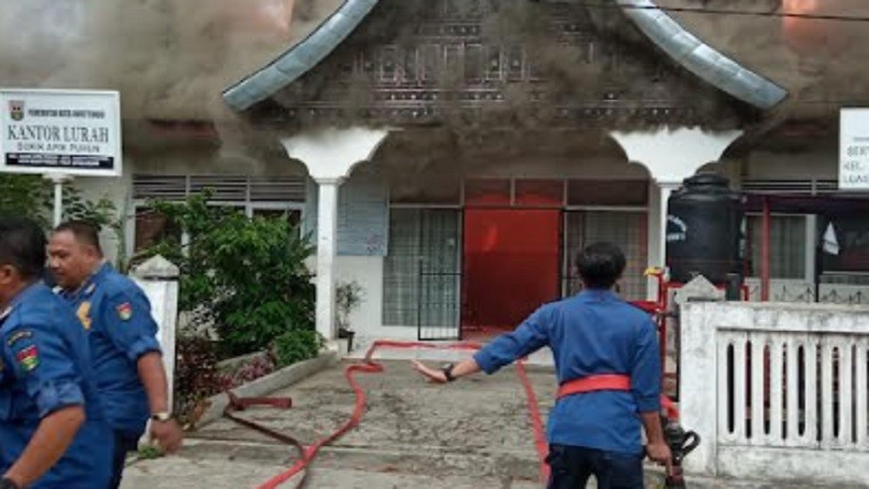 Petugas Damkar Terluka saat Padamkan Kebakaran Kantor Lurah Bukit Apit Puhun Sumbar