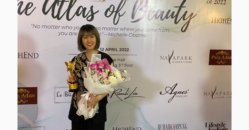 Raih Penghargaan Indonesia’s Beautiful Women 2022, Food Vlogger Ria SW ...