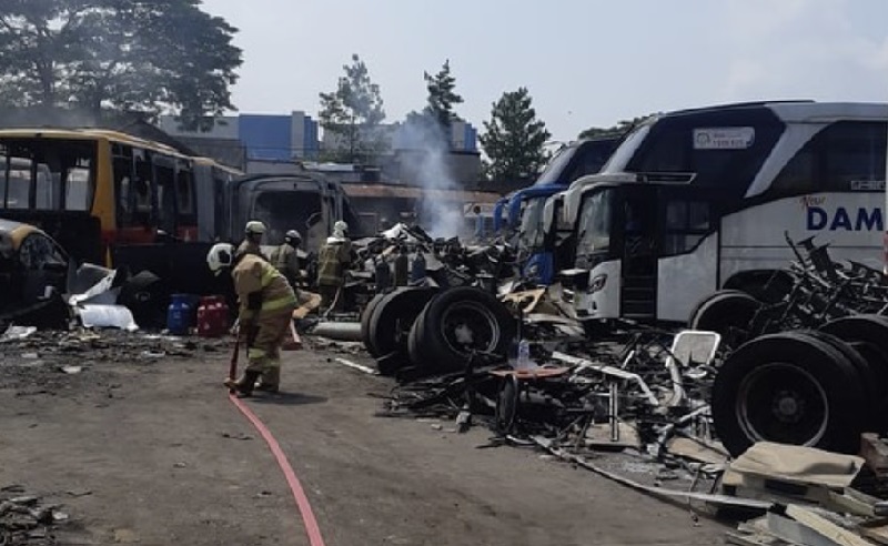 Kebakaran di Pool Bus Cakung, Percikan Api Muncul saat Pemotongan Badan Bus Kebakaran di Pool Bus Cakung, Percikan Api Muncul saat Pemotongan Badan Bus