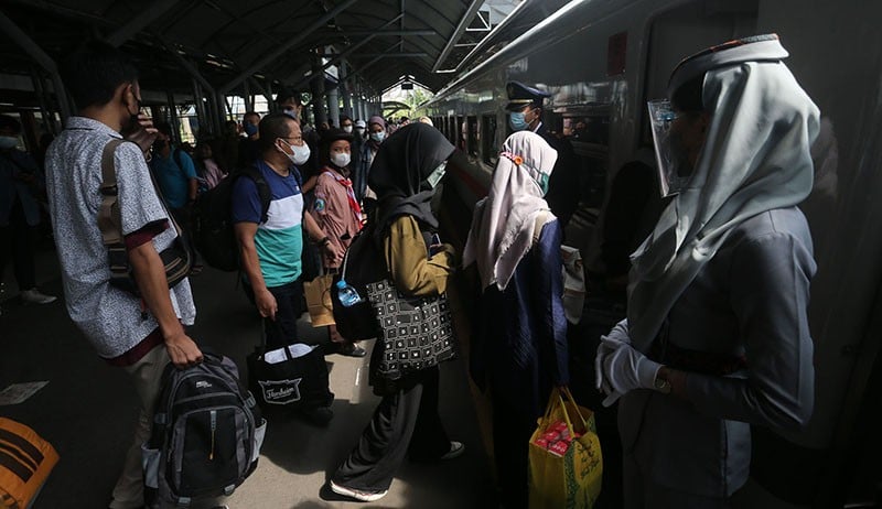 Puluhan Ribu Orang Mudik Naik Kereta Api Tinggalkan Kota Surabaya