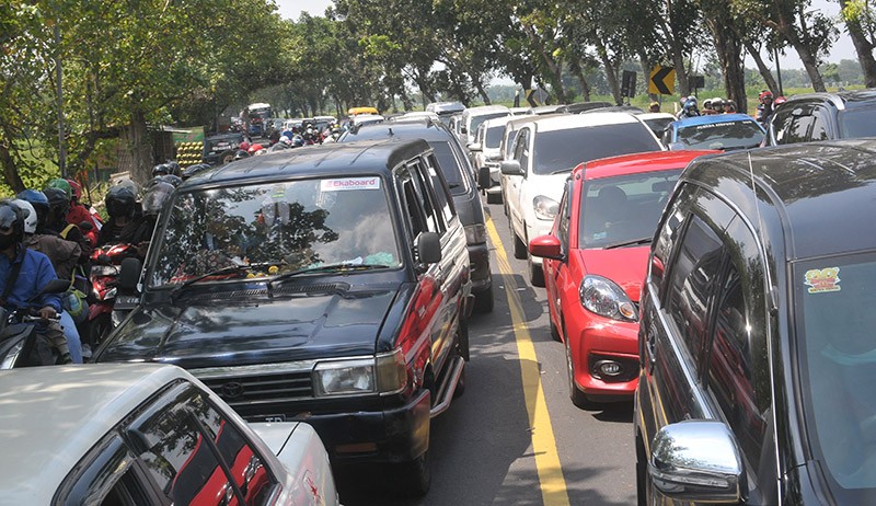Kemacetan Panjang akibat Pengalihan Arus Perbatasan Jombang-Nganjuk-Kediri Kemacetan Panjang akibat Pengalihan Arus Perbatasan Jombang-Nganjuk-Kediri