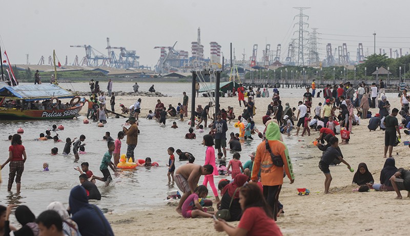 Pantai Ancol Dipadati Wisatawan saat Libur Lebaran Pantai Ancol Dipadati Wisatawan saat Libur Lebaran