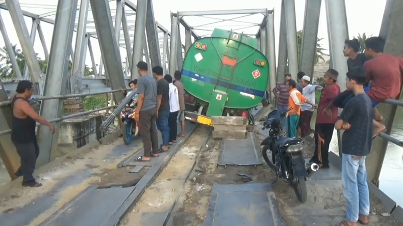 Truk Pengangkut CPO di Aceh Singkil Terperosok di Tengah Jembatan Truk Pengangkut CPO di Aceh Singkil Terperosok di Tengah Jembatan