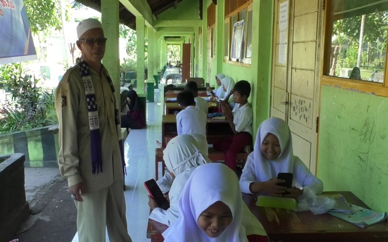 Atap Sekolah Ambruk, Puluhan Siswa Ujian di Teras Sekolah