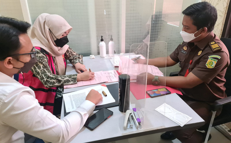 Kasus Dugaan Kredit Fiktif Rp60,2 Miliar, Suami Istri di Surabaya Ditahan Kasus Dugaan Kredit Fiktif Rp60,2 Miliar, Suami Istri di Surabaya Ditahan