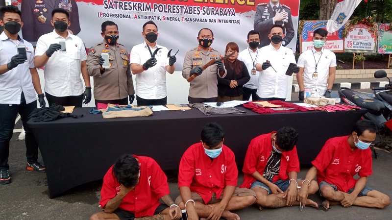 Tangkap 4 Komplotan Jambret Motor di Surabaya, Polisi Sita Sajam hingga ... Tangkap 4 Komplotan Jambret Motor di Surabaya, Polisi Sita Sajam hingga ...