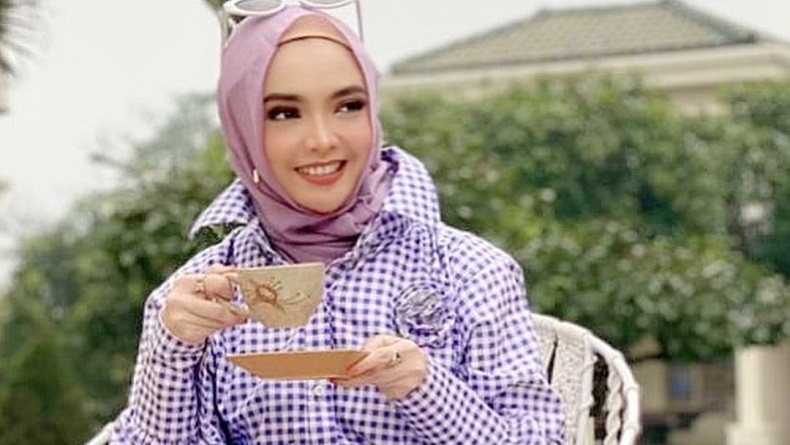 8 Artis Asal Cianjur, Nomor 3 Nggak Nyangka Banget Adiknya Santri