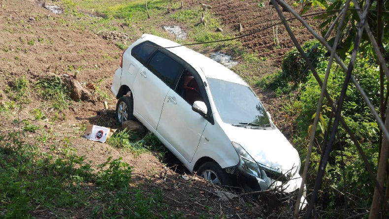 Sopir Hindari Motor lalu Banting Setir, Minibus Terjun ke Jurang di ... Sopir Hindari Motor lalu Banting Setir, Minibus Terjun ke Jurang di ...