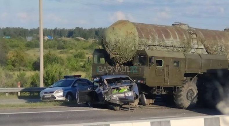 Duh, Truk Raksasa Pembawa Rudal Antarbenua Rusia Tabrak Mobil di Jalan Raya